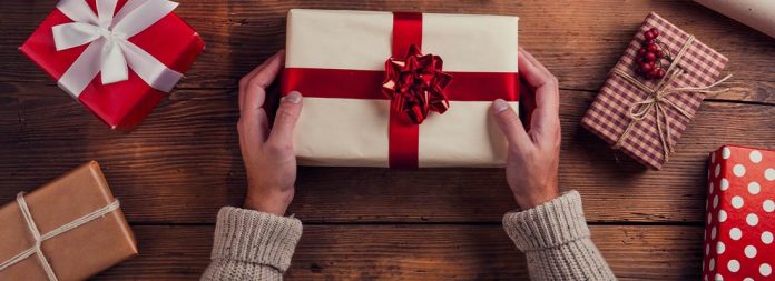 Change up Your Gift-Wrap This Season with These DIY Ideas | Smilebox Blog